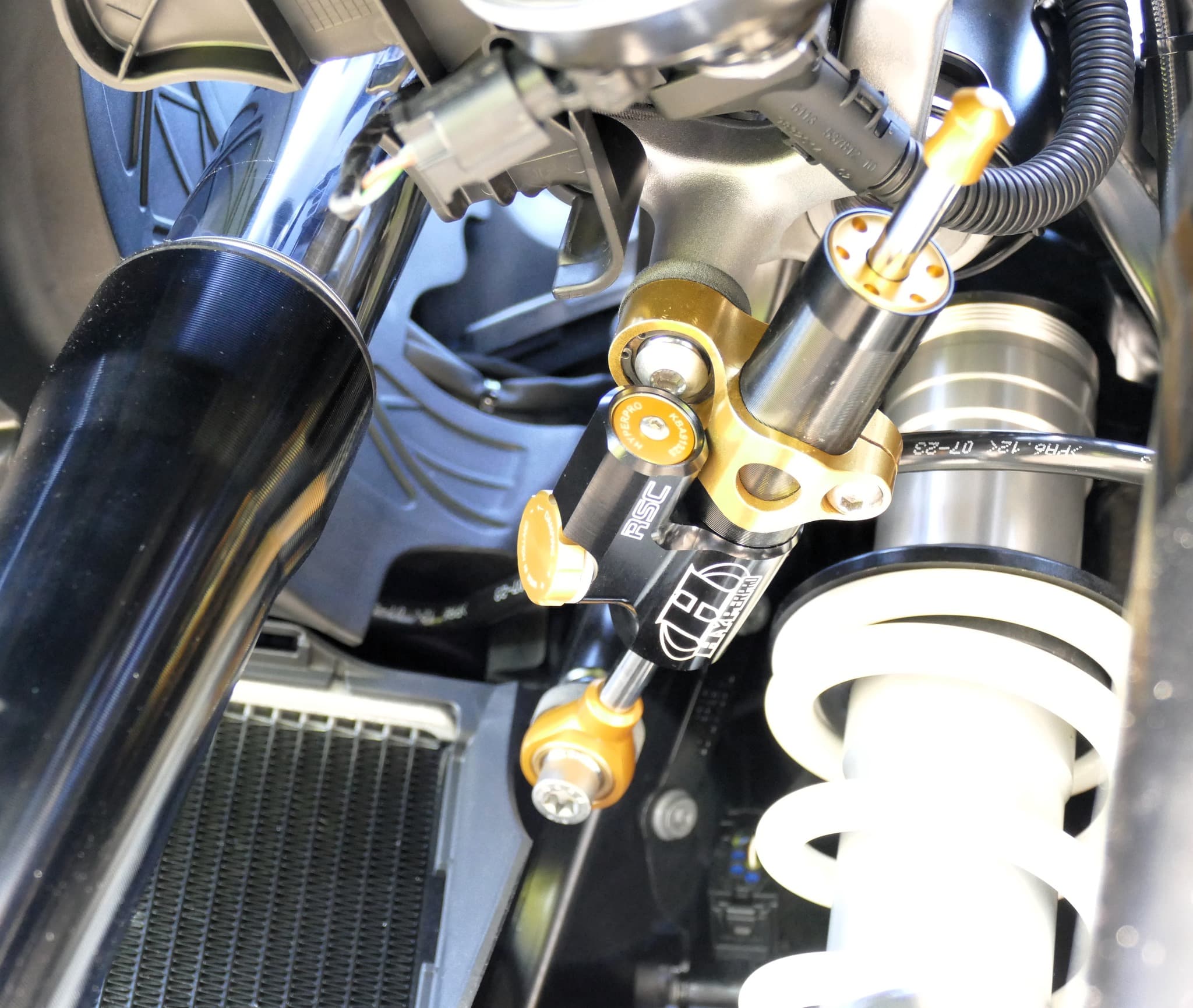 Hyperpro stuurdemper BMW R 1300 GS.